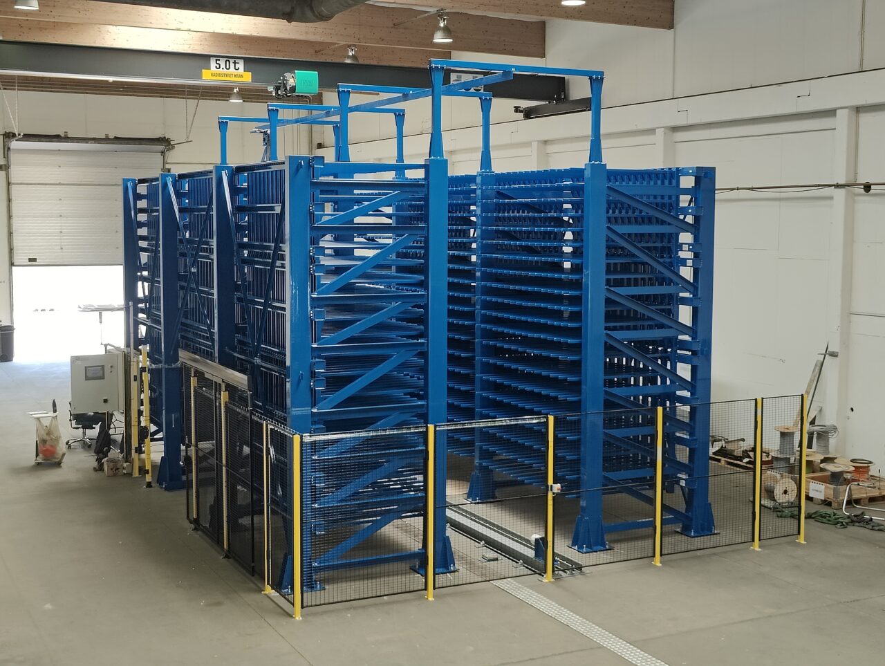 AUTOMATISCHES LAGERSYSTEM FÜR ROLLENMEDIEN MIT VERTIKALROBOTER - Nepata